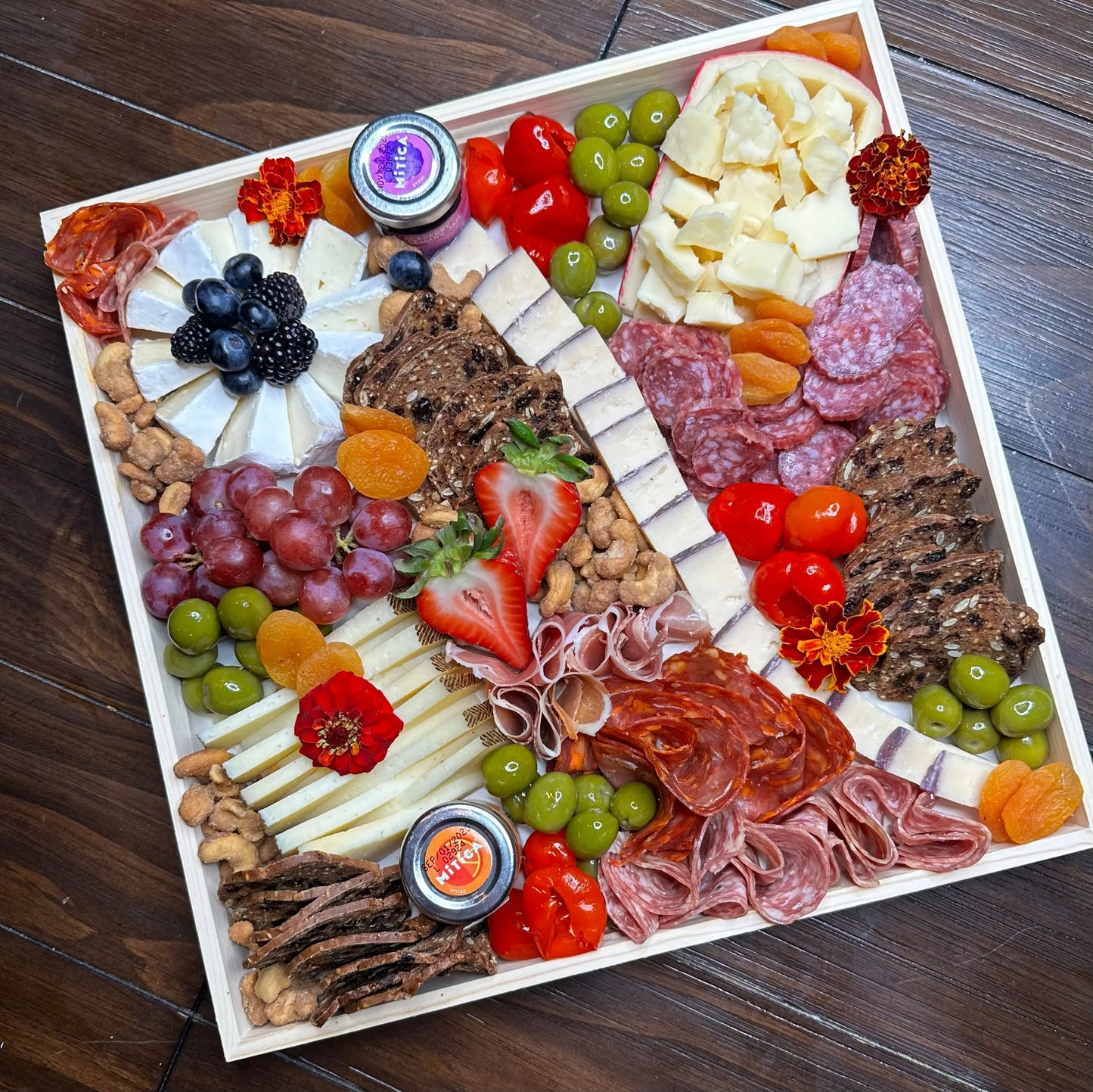 Medium Graze board - Yumms Charcuterie – Yumms Charcuterie